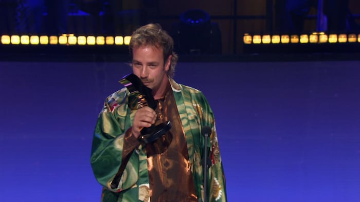 L’artiste acadien Robin-Joël Cool remporte un prix Gémeaux | Radio-Canada