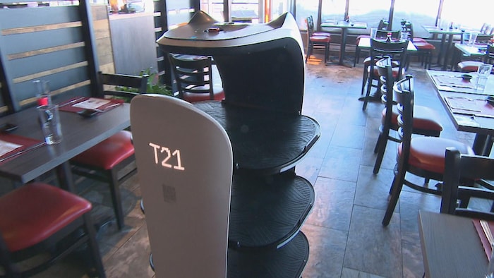 Un robot se joint à l’équipe d’Aki Sushi | Radio-Canada