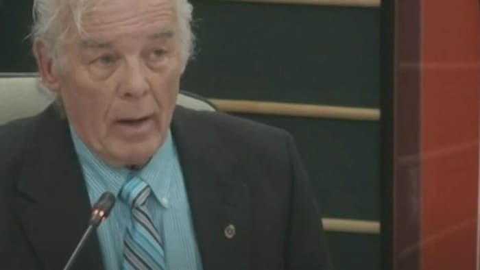 Livre minimisant les pensionnats pour Autochtones : le maire de Quesnel ...