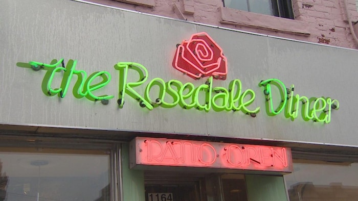 Le légendaire Rosedale Diner, célèbre pour sa poutine, ferme ses portes ...
