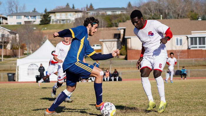 Soccer : les Rouges se hissent au sommet des championnats collégiaux ...