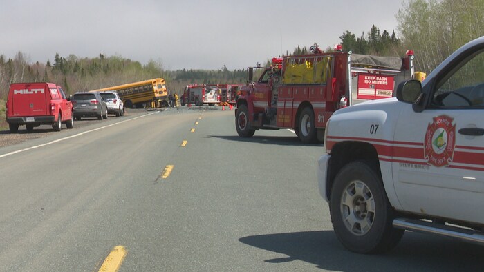 Un accident entre un autobus scolaire et une voiture fait 2 morts sur ...