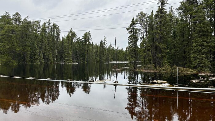 La route 382 sectionnée par la crue des eaux à Belleterre | Radio-Canada