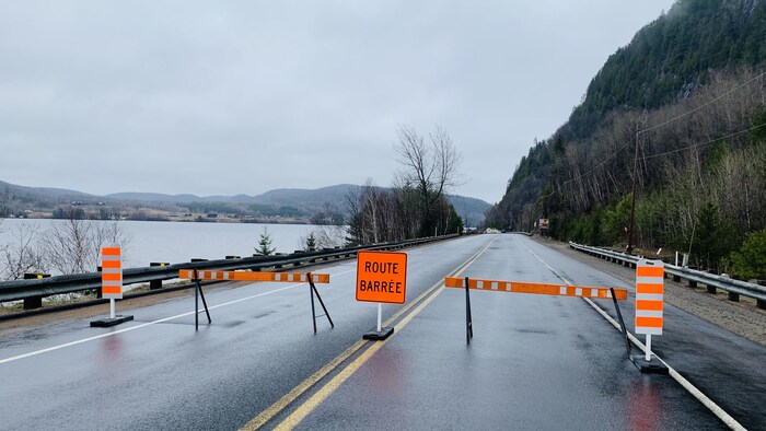 Un glissement de terrain entraîne la fermeture d’une partie de la 155 en Mauricie | Radio-Canada