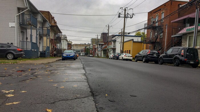 Une rue asphaltée juste au milieu à Trois-Rivières | Radio-Canada