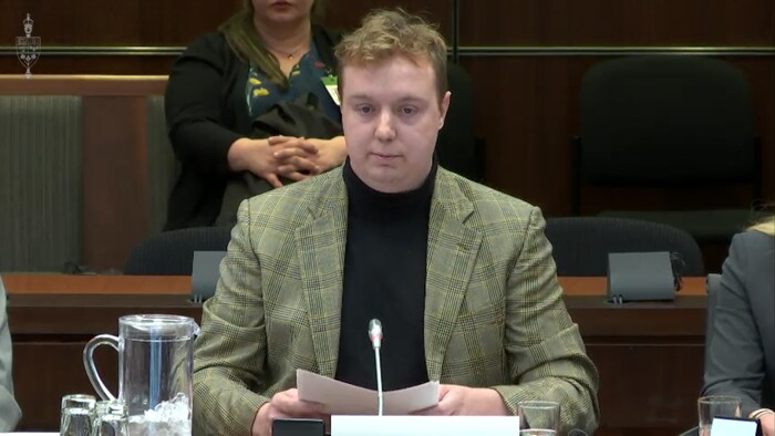 Devant un comité des Communes, un gymnaste albertain détaille les abus ...