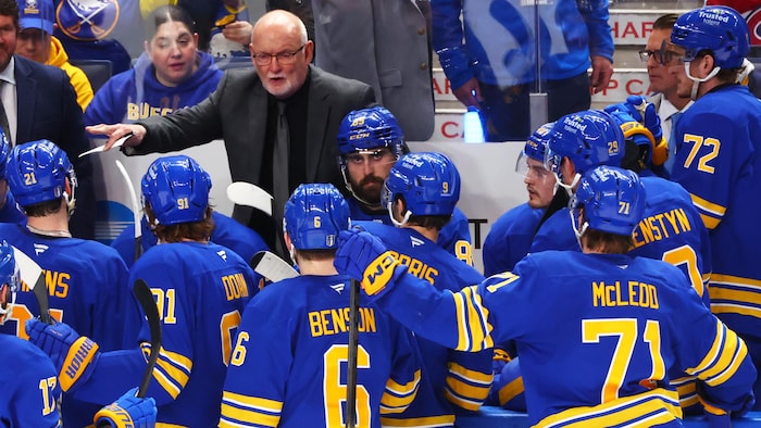 Les Sabres prolongent la disette du trio de Nick Suzuki | Radio-Canada