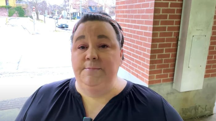 Une policière demande à une femme trans son morinom; celle-ci s’en dit ...