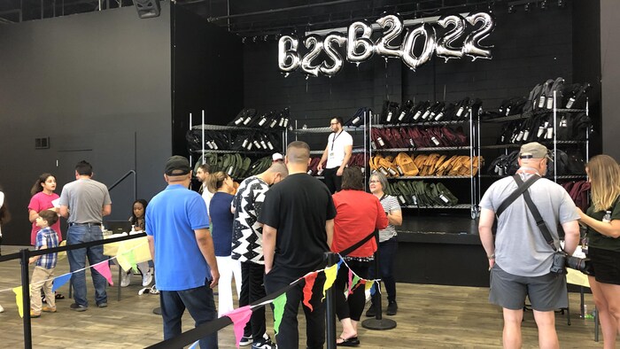 Un organisme distribue 1000 sacs à dos à des écoliers | Radio-Canada