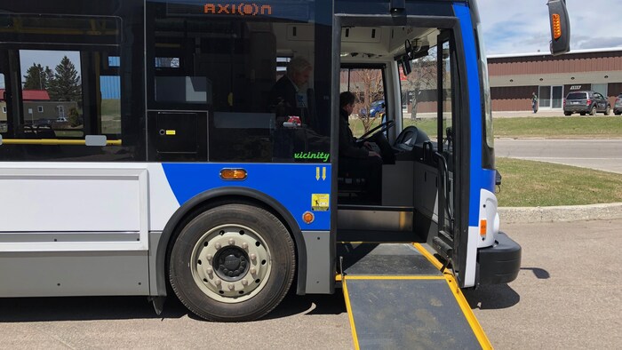 Des plus petits autobus arrivent à Saguenay | Radio-Canada