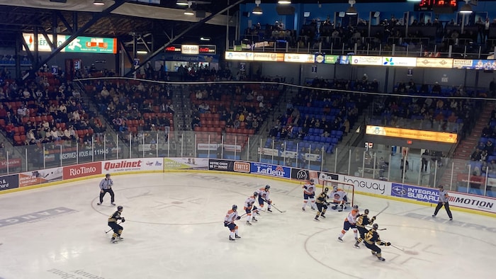 Plus de victoires en carrière dans la LHJMQ : Yanick Jean devance Richard Martel | Radio-Canada