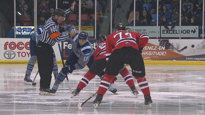 Les Saguenéens battent les Remparts grâce à Alexis Shank | Radio-Canada
