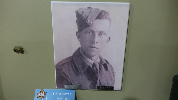 Il crée chez lui un petit sanctuaire en hommage à son père, ancien ...