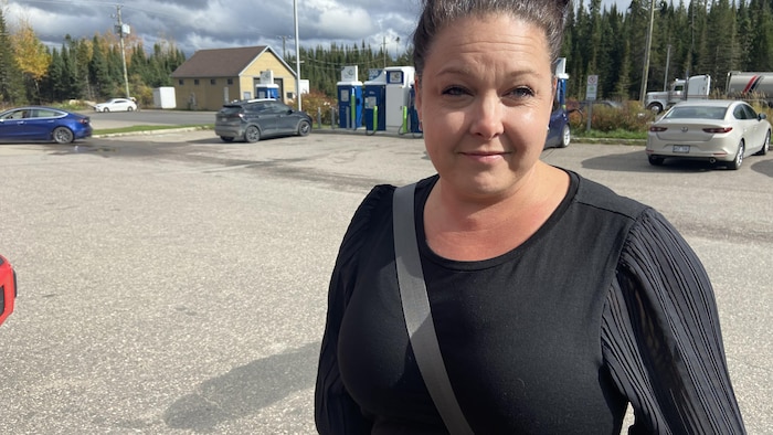 De nouvelles bornes de recharge rapide à L’Étape | Radio-Canada