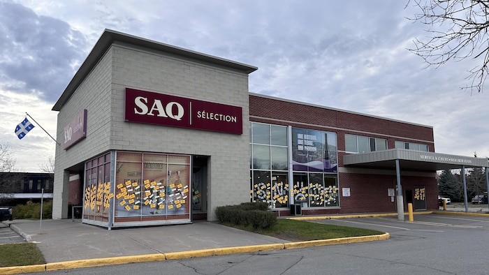 Seulement deux succursales de la SAQ ouvertes dans la région | Radio-Canada