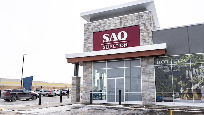 La SAQ ferme huit succursales et lance un nouveau concept | Radio-Canada