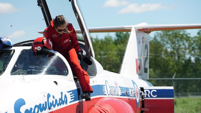 Une Lévisienne, 2e femme pilote parmi les Snowbirds | Radio-Canada