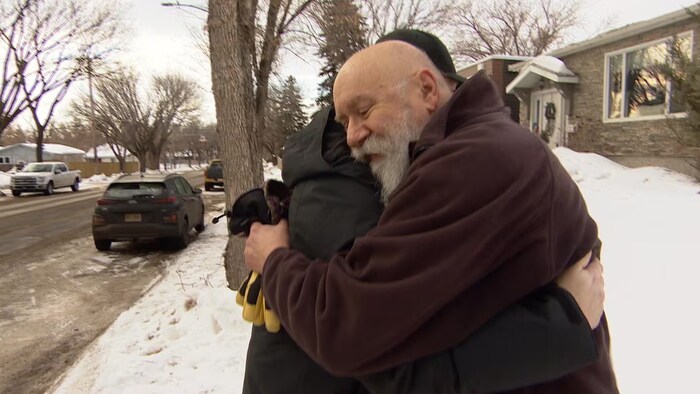 Un propriétaire de Saskatoon rencontre l’homme qui a sauvé ses amis d ...