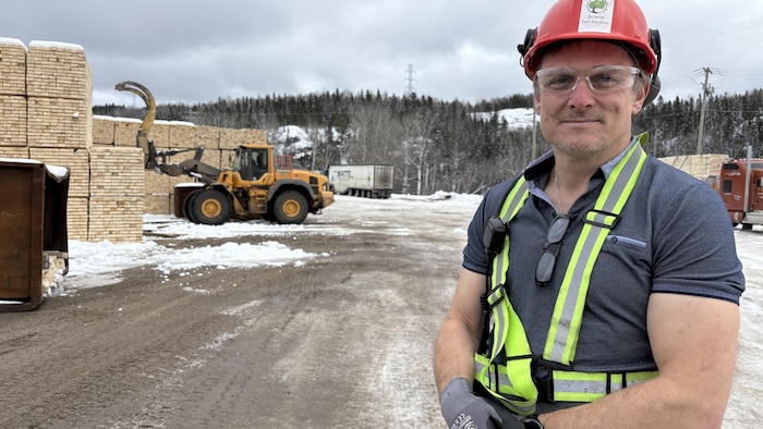 Une ambiance lourde et triste au jour de fermeture de la scierie Petit-Saguenay | Radio-Canada