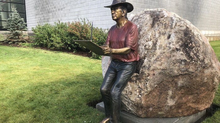 Une sculpture en l’honneur d’André Michel dévoilée à Sept-Îles | Radio ...