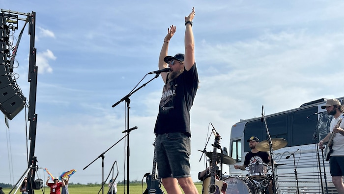 Le chanteur MAGA Sean Feucht en concert dans l’est ontarien | Radio-Canada