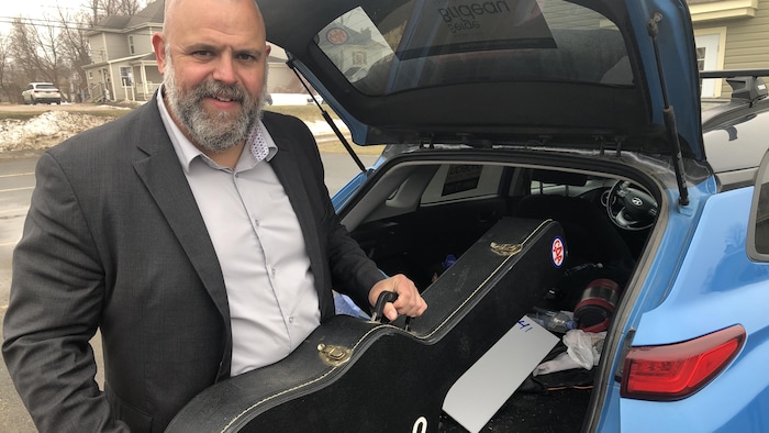 Deux candidats, deux styles : Serge Brideau et Susan Holt dans le ...