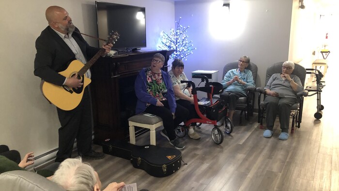 Deux candidats, deux styles : Serge Brideau et Susan Holt dans le ...