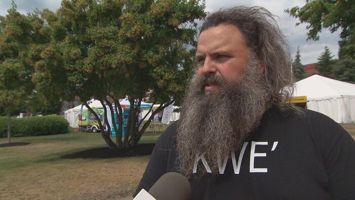 Serge Brideau explique son doigt d’honneur durant le spectacle du 15 ...