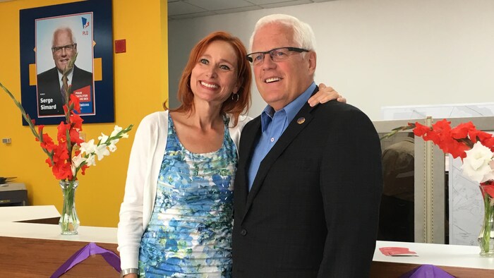 Serge Simard inaugure son local électoral à Port-Alfred | Radio-Canada
