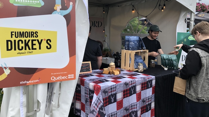 Plus de 10 000 personnes à Sherbrooke t’en bouche un coin | Radio-Canada