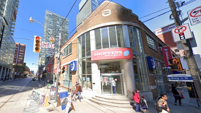 Un Shoppers Drug Mart de Toronto publie une offre d’emploi de commis ...
