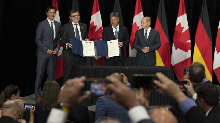 Justin Trudeau et Olaf Scholz signent un accord sur l’hydrogène à T.-N ...