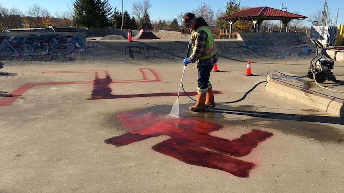 Un graffiti d'une croix gammée sème la consternation à Moncton | Radio ...