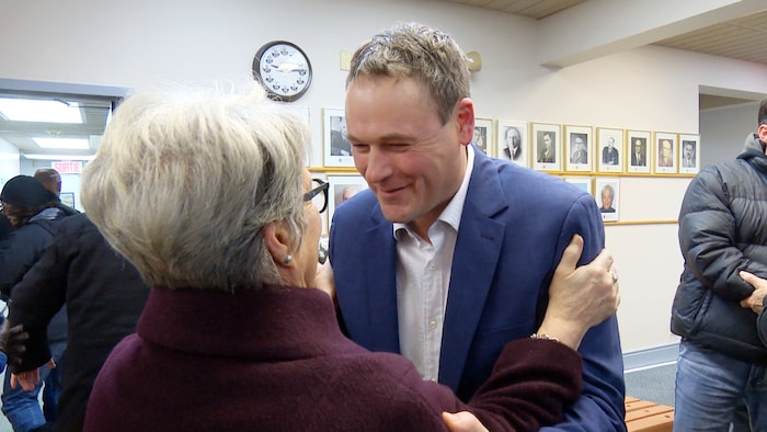 Victoire décisive de Simon Deschênes à la mairie de Sainte-Anne-des ...