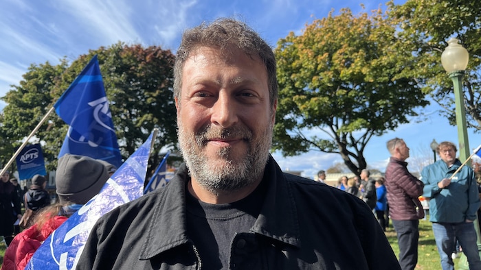 300 membres de l’APTS manifestent à Rivière-du-Loup | Radio-Canada