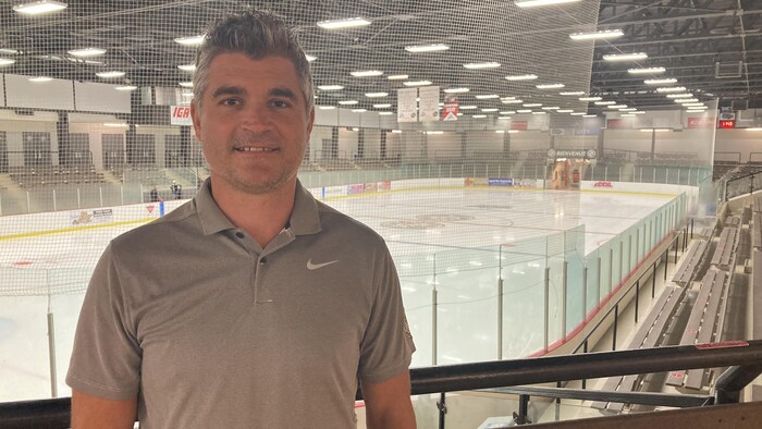 Une gardienne de but impressionne au précamp des Élites | Radio-Canada