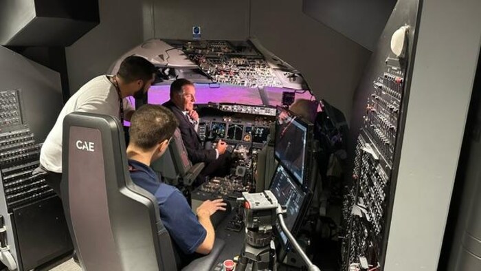 Canadian North dévoile son nouveau simulateur de vol à Edmonton | Radio ...