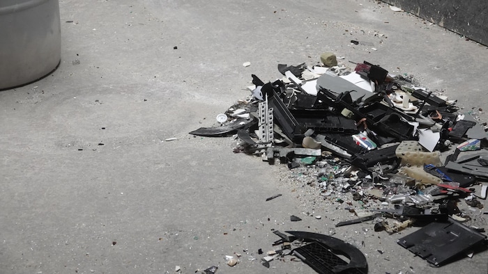 Stressé par la COVID-19? Défoule-toi, brise des objets! | Radio-Canada