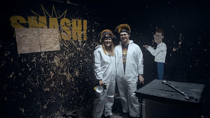 Stressé par la COVID-19? Défoule-toi, brise des objets! | Radio-Canada