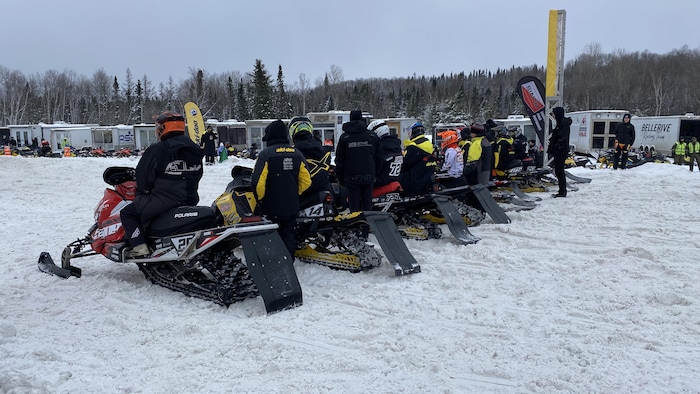 Des dizaines de participants au Snocross de Saint-David-de-Falardeau ...