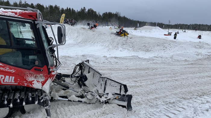 Des dizaines de participants au Snocross de Saint-David-de-Falardeau ...