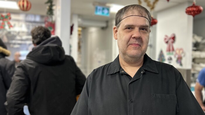 Servir des repas aux personnes dans le besoin durant Noël | Radio-Canada