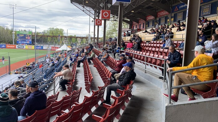 Le nouvel éclairage à 2 M $ du Stade Canac a une « mauvaise relation ...
