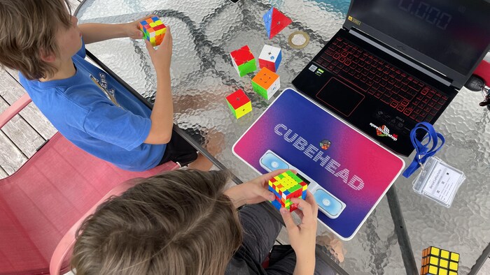 Jérome et Benoît Larochelle, deux jeunes Acadiens adeptes du cube Rubik ...