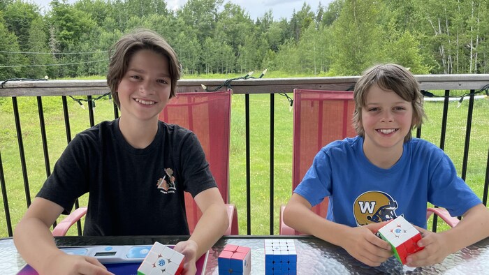 Jérome et Benoît Larochelle, deux jeunes Acadiens adeptes du cube Rubik ...
