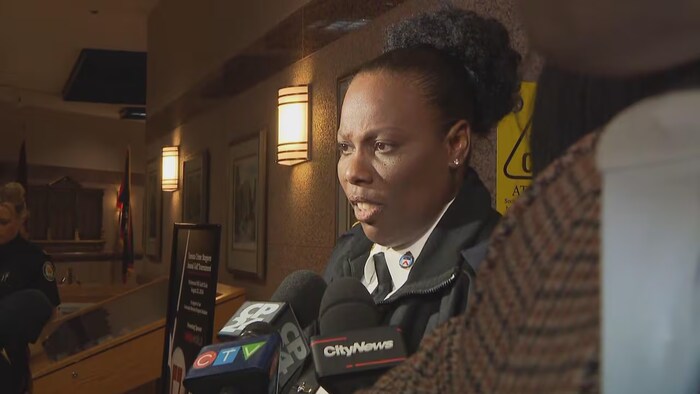 Tricherie à la police de Toronto : une policière rétrogradée perd son ...