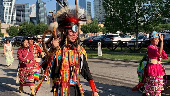 Le Stampede de Calgary a ouvert avec son traditionnel défilé | Radio-Canada