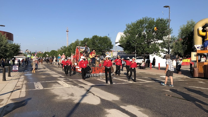 Le Stampede de Calgary a ouvert avec son traditionnel défilé | Radio-Canada