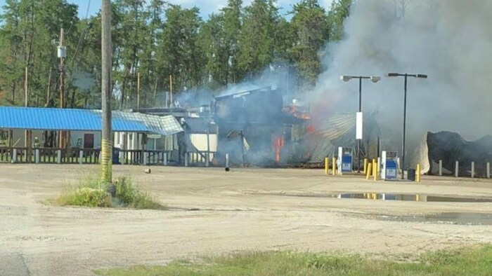 Un feu détruit une station-service sur l'autoroute 6 | Radio-Canada