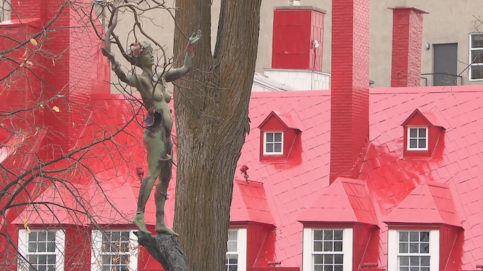 Une sculpture réalisée par Paryse Martin à contempler sur la place d ...
